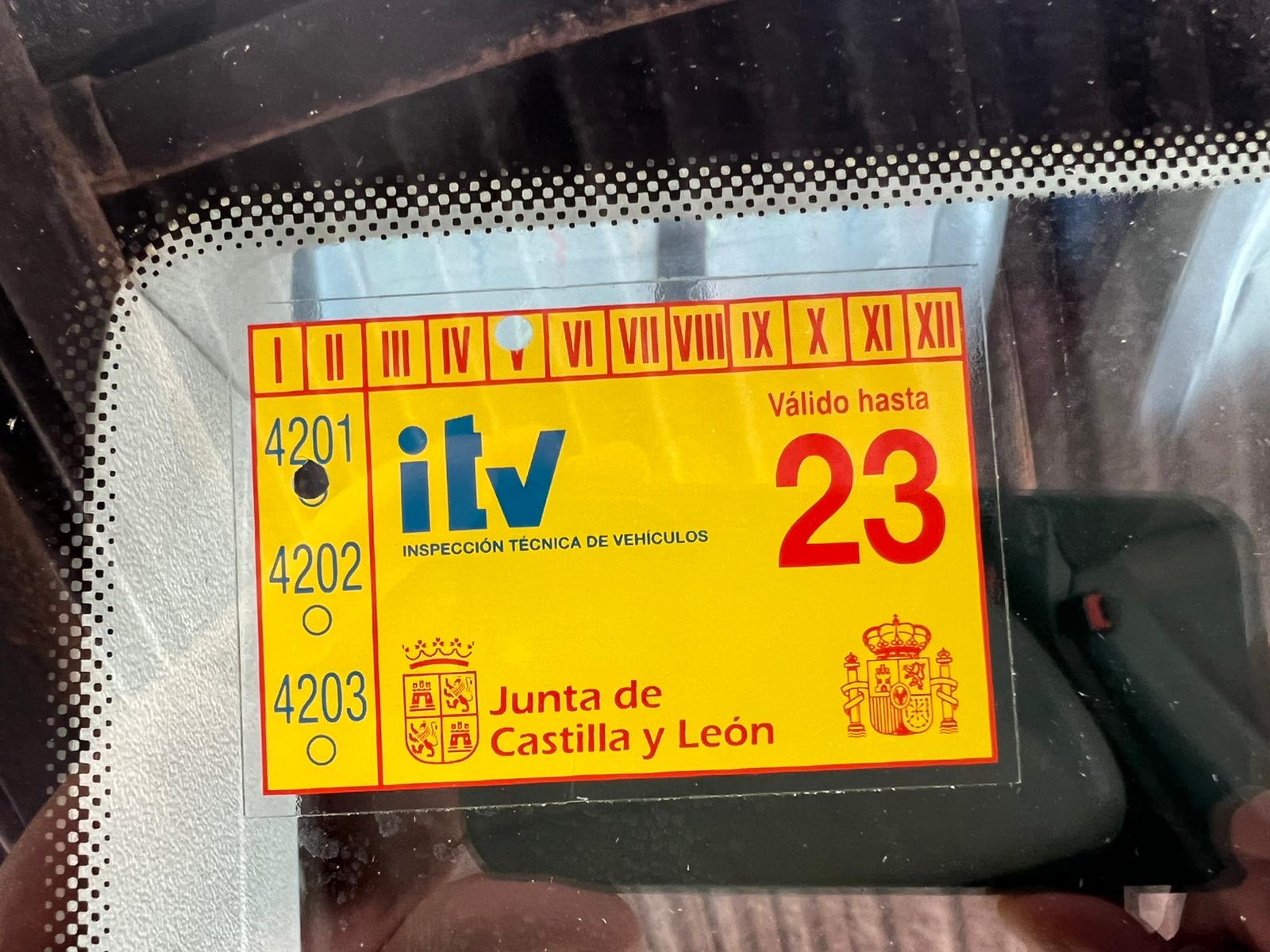 ¿Qué significan los colores del distintivo V-19 o pegatina de la ITV ...