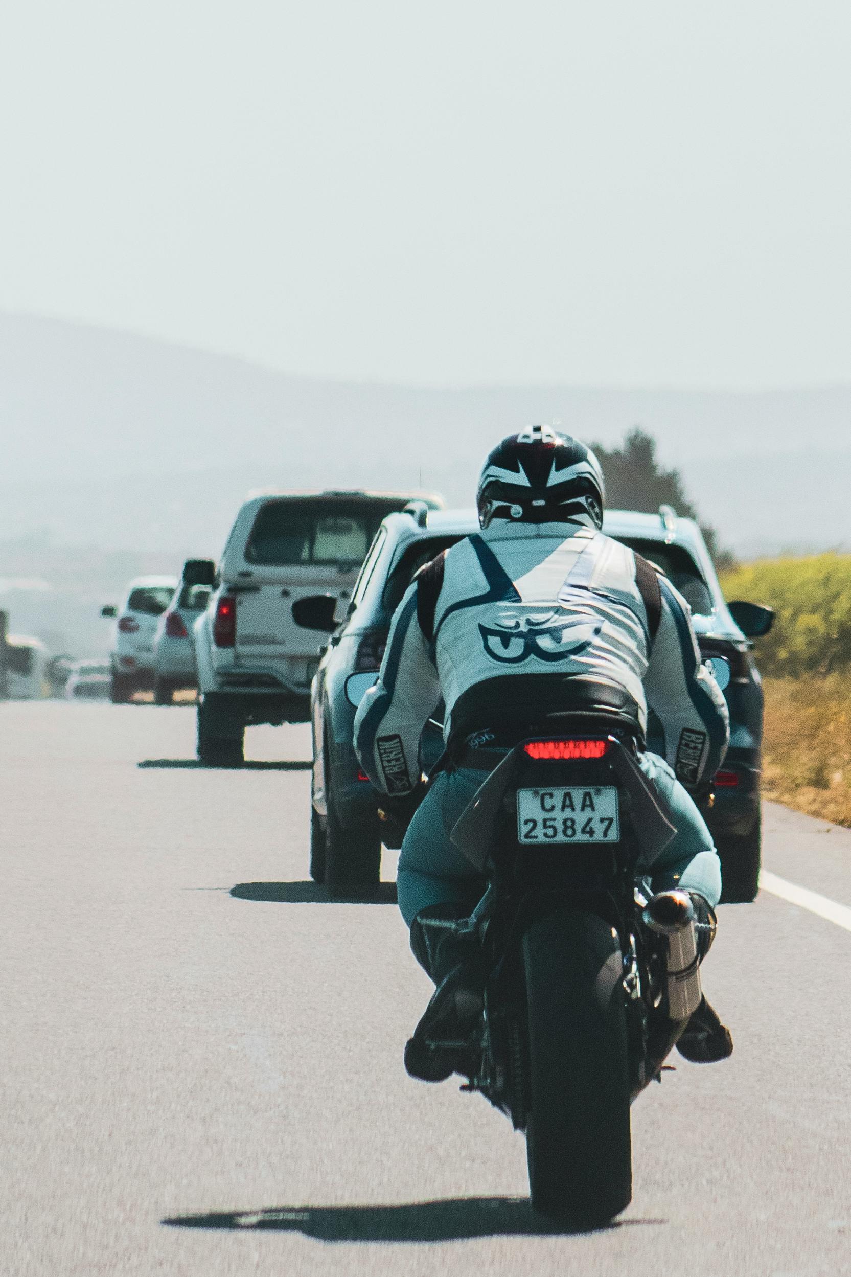 La DGT permitirá a las motos ir por el arcén en caso de atascos ...
