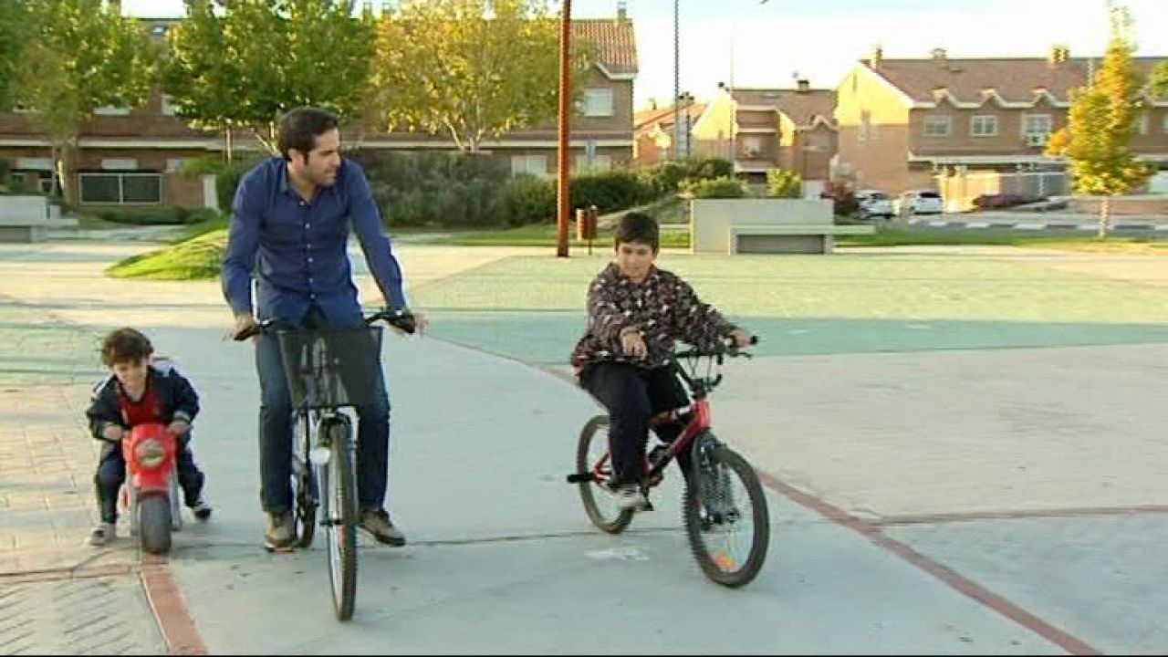 Los hermanos Requena dan un paseo en bicicleta junto a Roberto | ATRESMEDIA