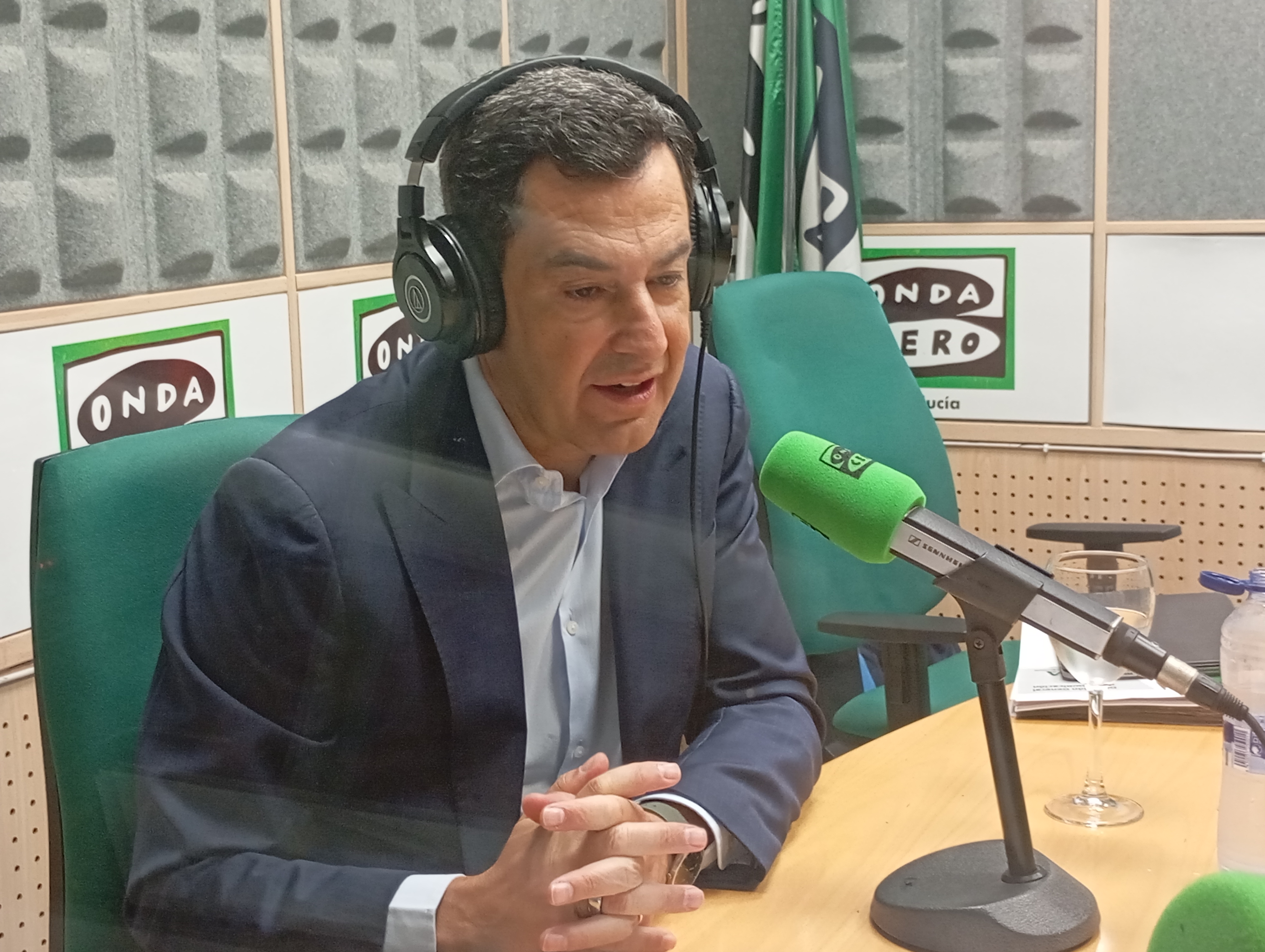 Juanma Moreno, con Carlos Alsina en ‘Más de uno’: “Estamos a favor de una migración regulada ...